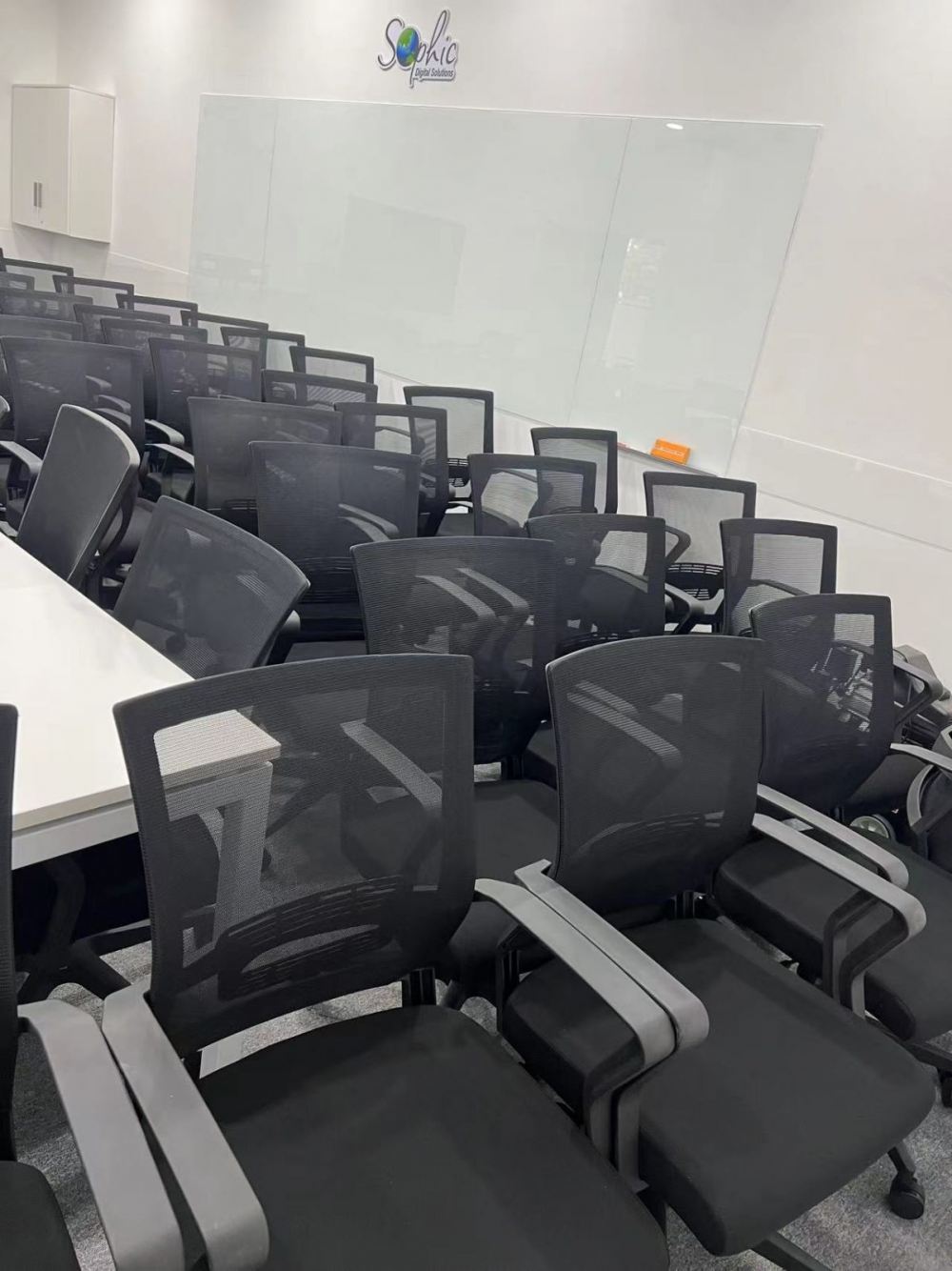 槟城Sweet Home International Sdn Bhd的Modern White Office Conference ...