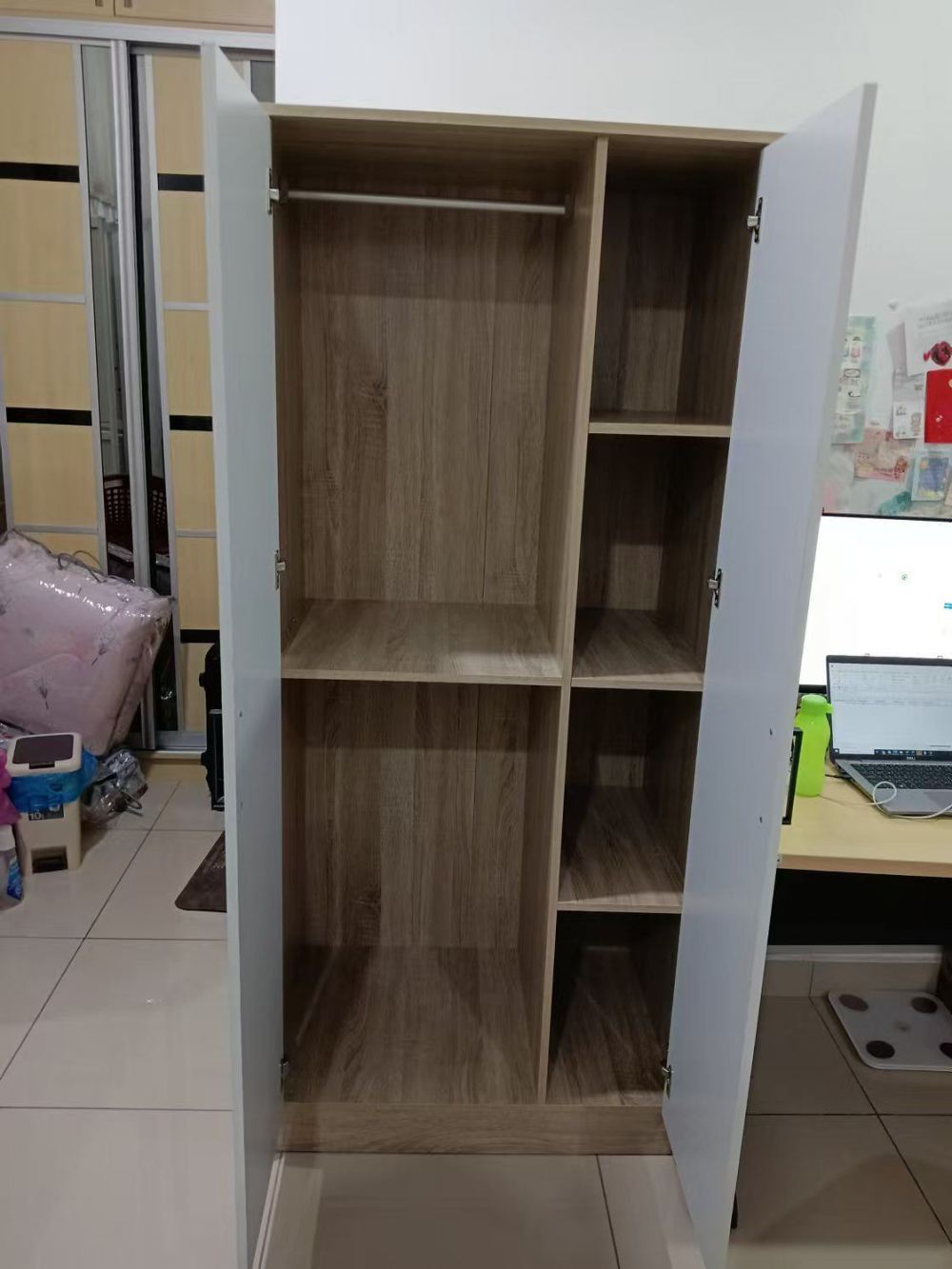 Bandar MetroSweet Home International Sdn Bhd的Wooden Bedroom Wardrobe ...